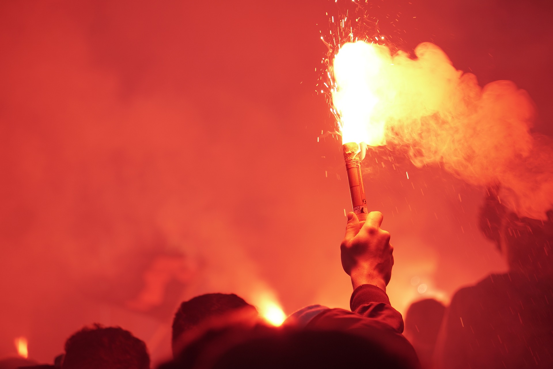 Anzeige: Zwei Männer hantieren mit Feuerwerkskörpern - Antenne ...
